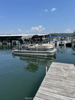 2026 Sun Tracker Party Barge 22 DLX specs and literature guide