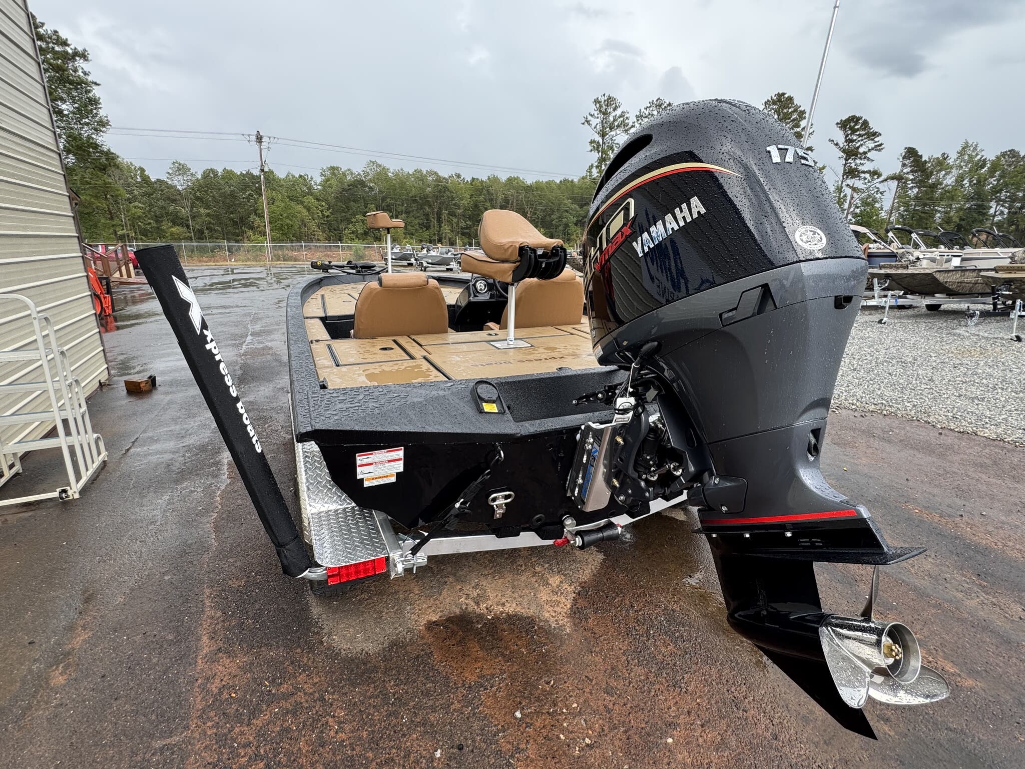 Bass Boat - 2026 Xpress Hyper-Lift Bass Series H20 | Motor & Keel