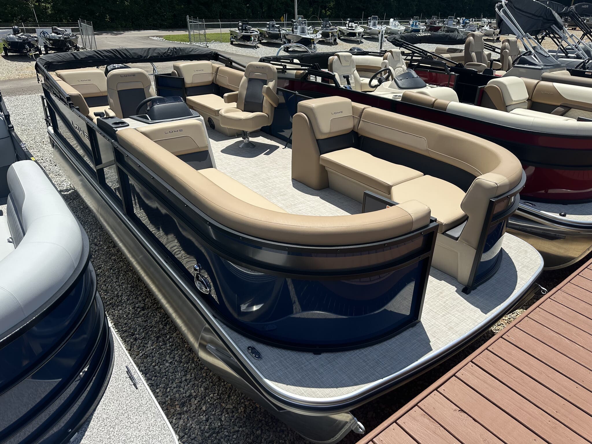 Pontoon - 2025 Lowe LS Walk Thru 210 | Motor & Keel