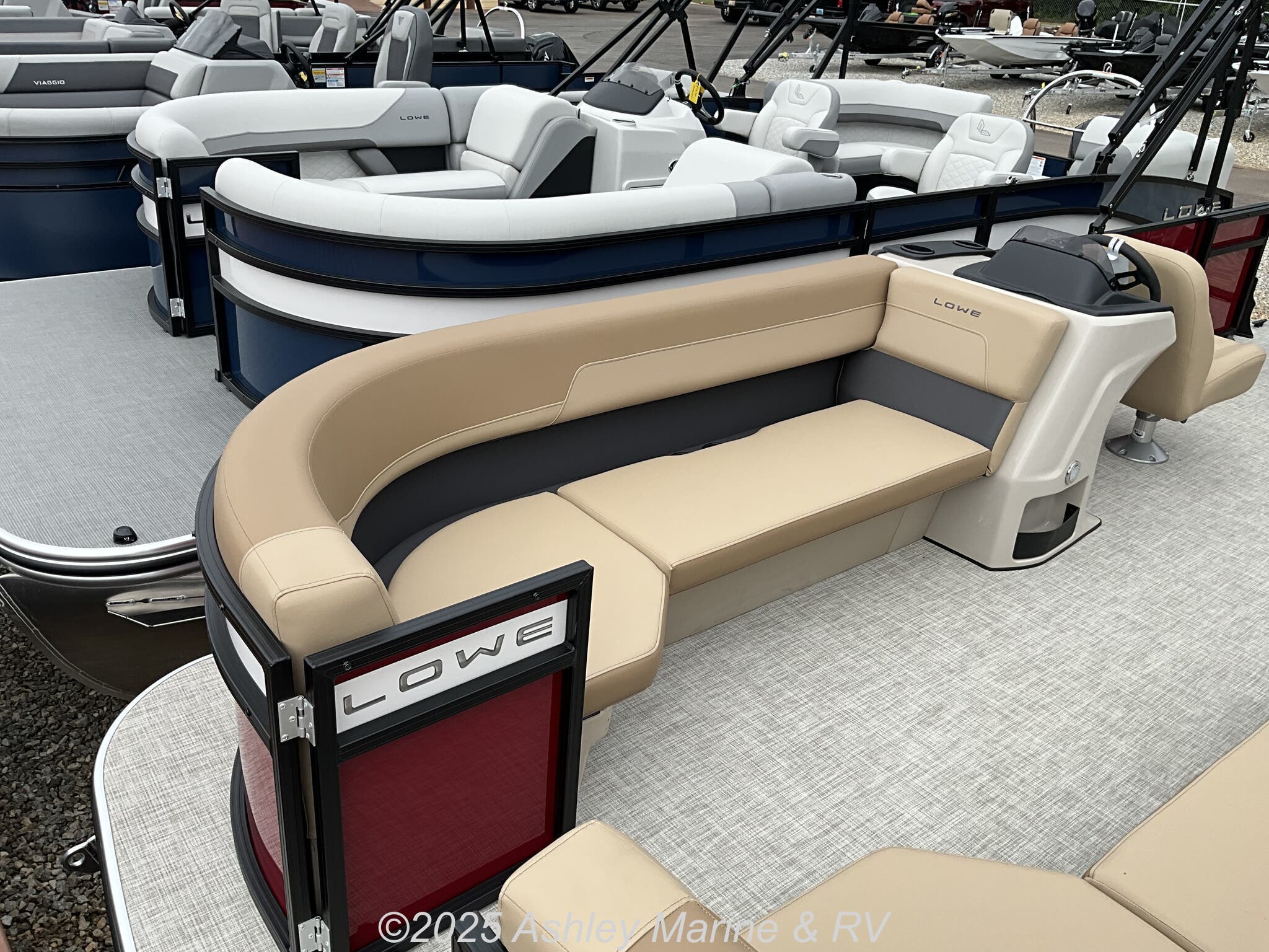 Pontoon - 2025 Lowe LS Walk Thru 210 | Motor & Keel