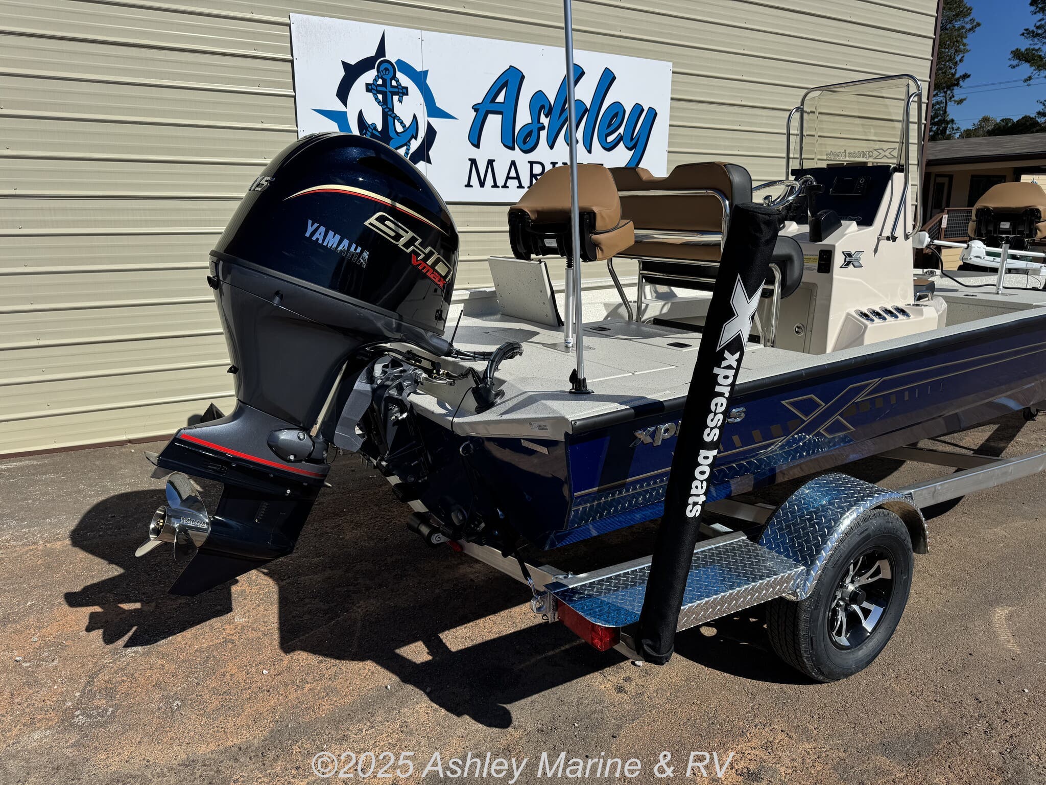 Bay Boat - 2026 Xpress Hyper-Lift Bay Series H20 BAY | Motor & Keel