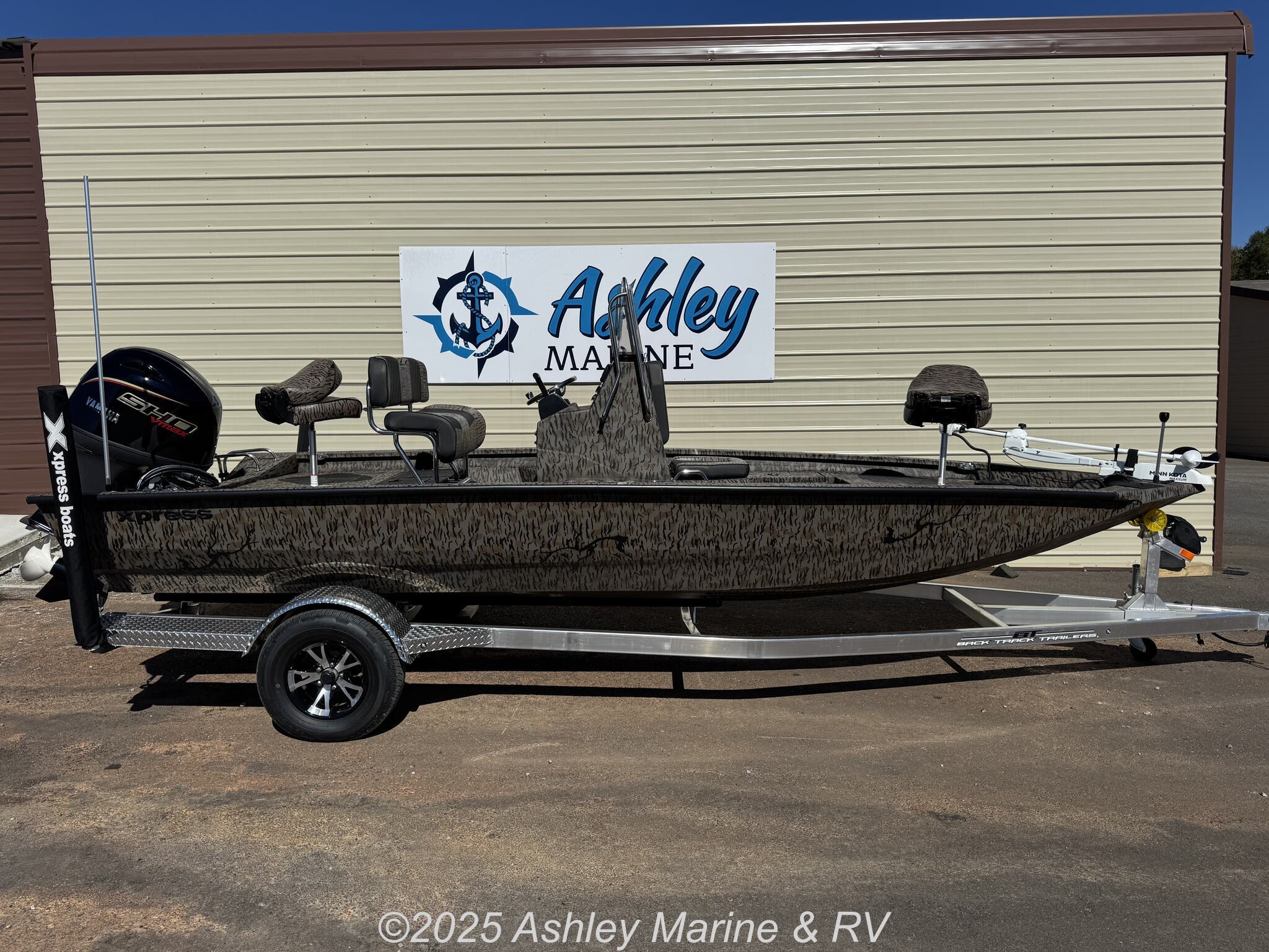 Bay Boat - 2026 Xpress Hyper-Lift Bay Series H20 BAY | Motor & Keel