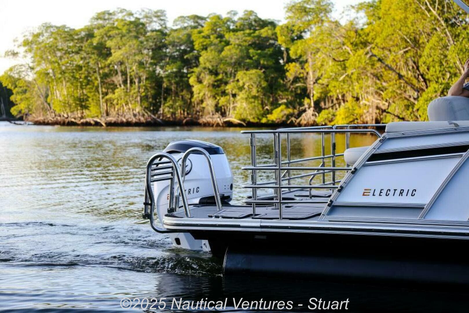 Pontoon - 2025 Miscellaneous Vision V24 | Motor & Keel