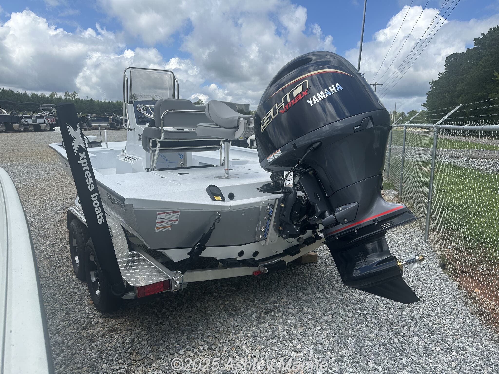 Bay Boat - 2026 Xpress Hyper-Lift Series H22B | Motor & Keel